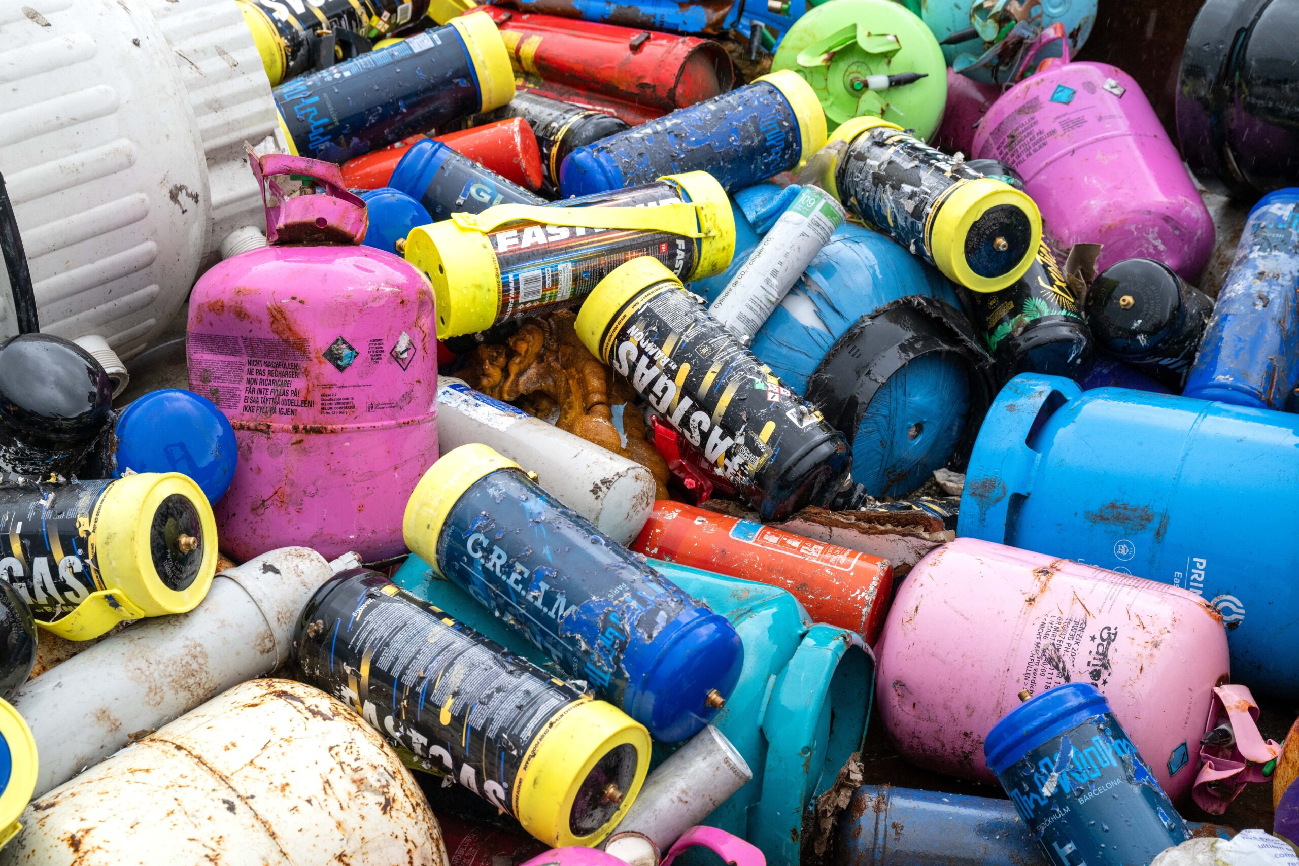Lachgascilinders horen niet bij het afval | Roele De Vries